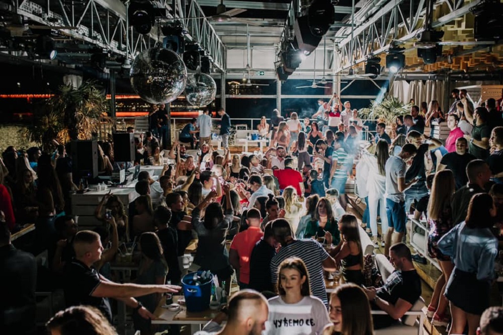 Splav Lasta - za sve one koji slušaju disco, RnB, pop i house muziku